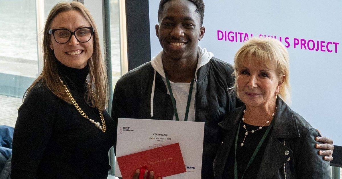 Awards for students who designed app — Barking & Dagenham College